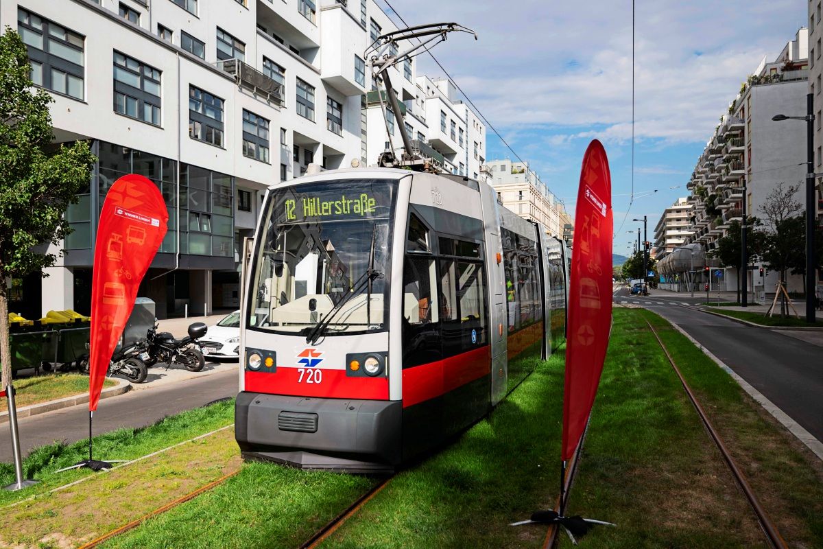 Neue Wiener Bim-Linie 12 absolvierte erste Fahrt - Wien - derStandard ...