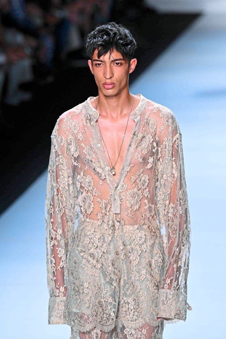 Krawatten und nackte Oberkörper bei der Männermodewoche in Mailand - Mode & Kosmetik ...