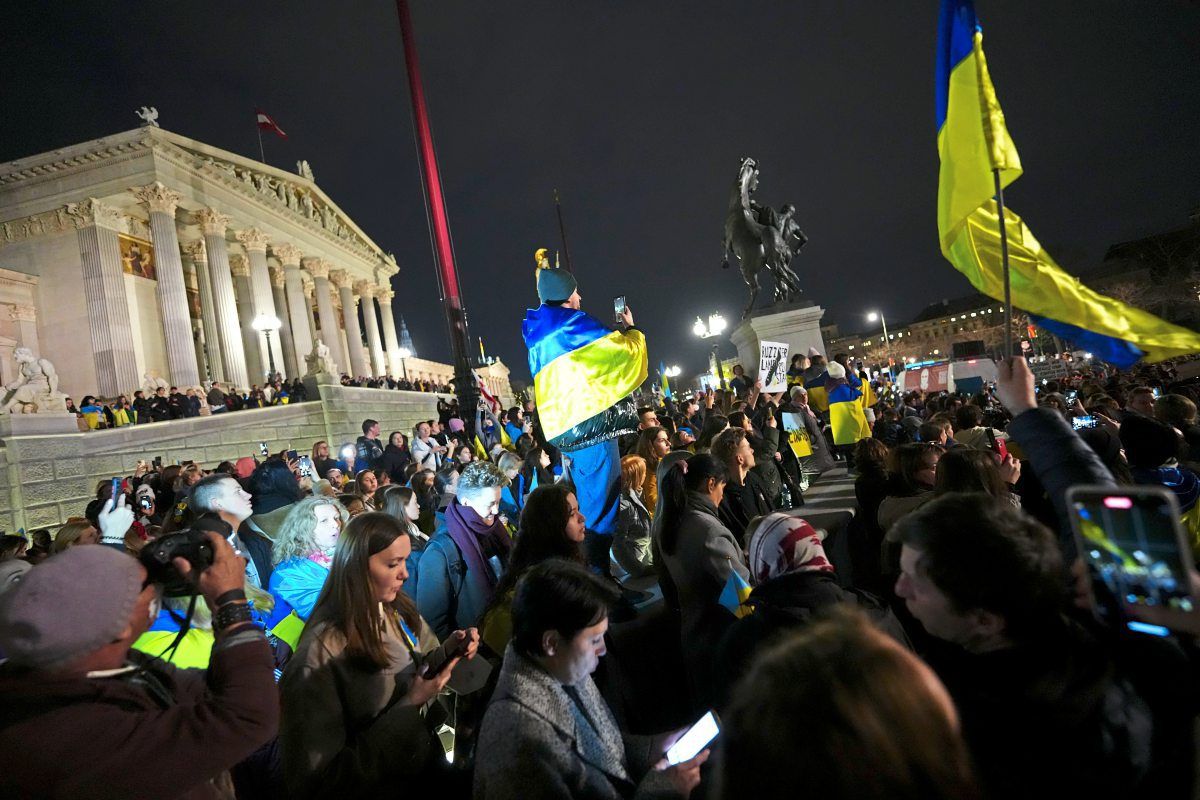 Großdemonstration in Wien: Tausende Ukrainer gedachten des russischen ... Großdemonstration in Wien: Tausende Ukrainer gedachten des russischen ...