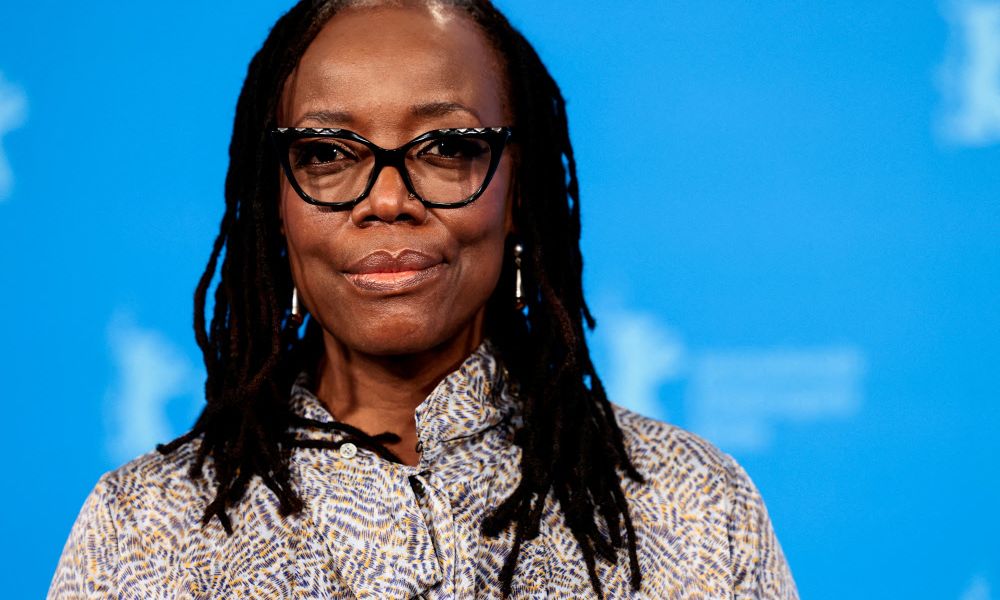 Autorin Tsitsi Dangarembga in Simbabwe freigesprochen - Literatur ...