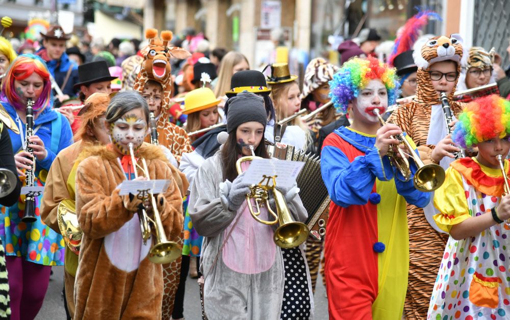 Verkleiden, Krapfen, Blödelei: So feiern wir dieses Jahr Fasching ...