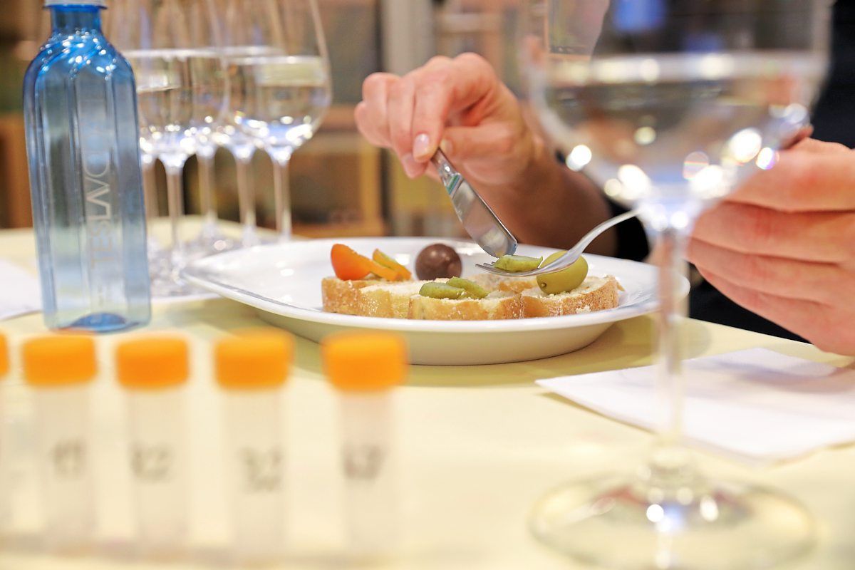 Süß, gipsig, salzig: Was schmeckt eine Wassersommelière? - Essen ...