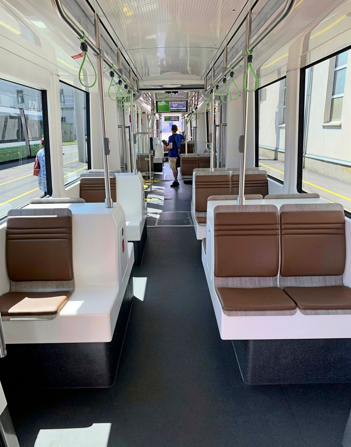 Premierenfahrt für erste Garnitur der neuen Grazer Flexity-Straßenbahn ...