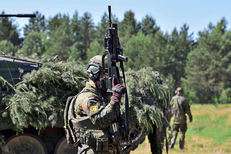 In Europa heißt es jetzt: Kanonen oder Butter - András Szigetvari ...