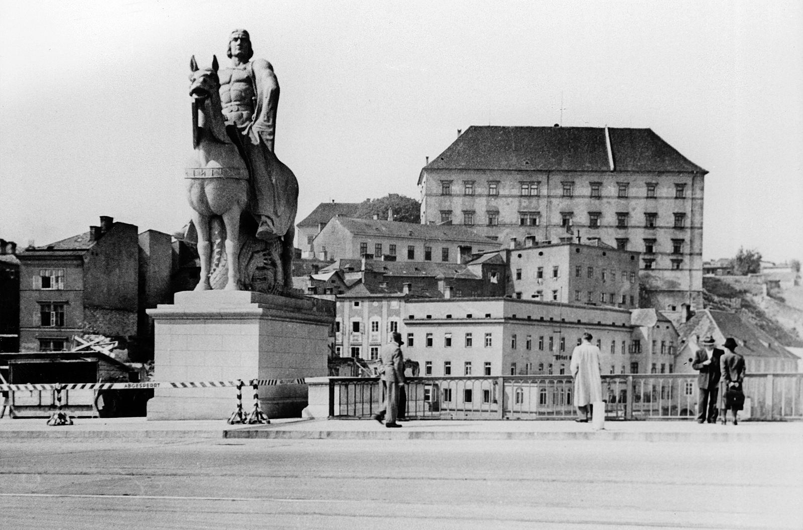 ARD-Doku über Hitlers Linz: Revue des Schreckens - TV-Tagebuch ...