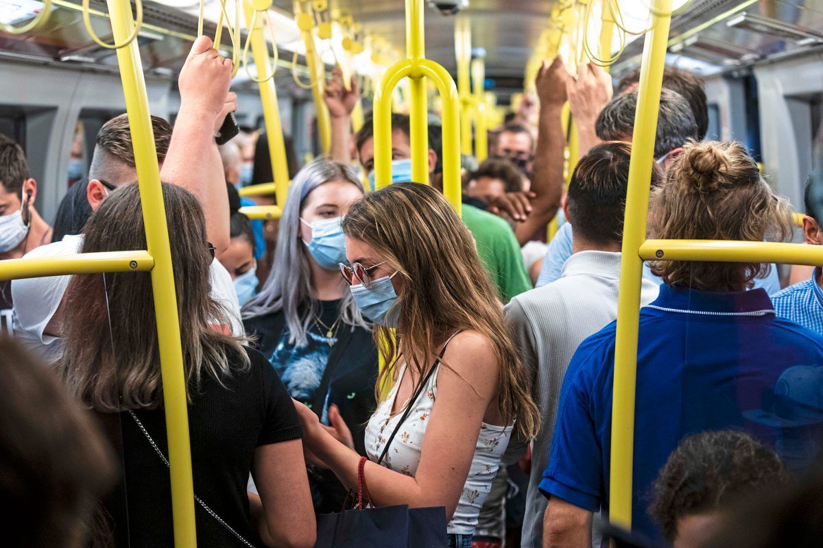 Warum bleiben die Menschen immer im Türbereich der U-Bahn stehen ...