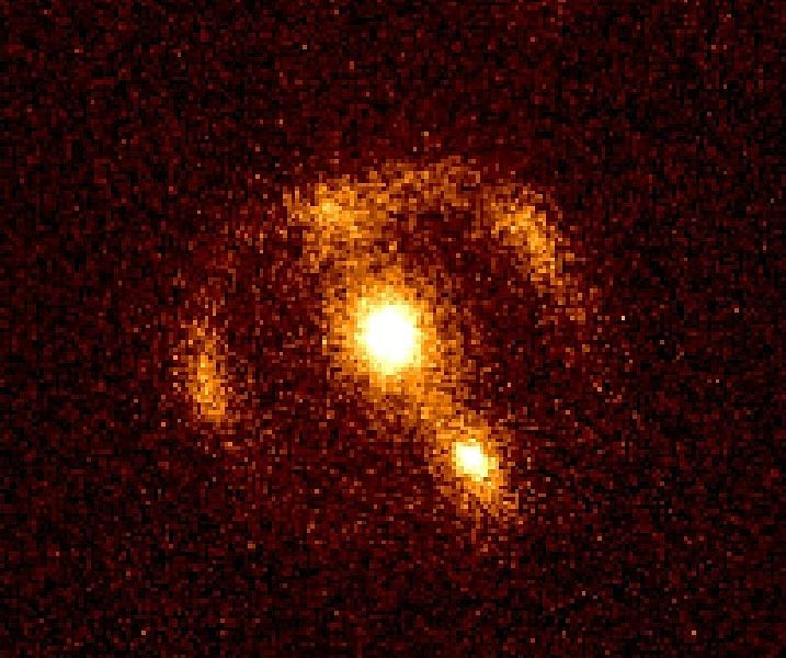 Astronomen entdecken exotisches Gravitationslinsen-System - Weltraum ...