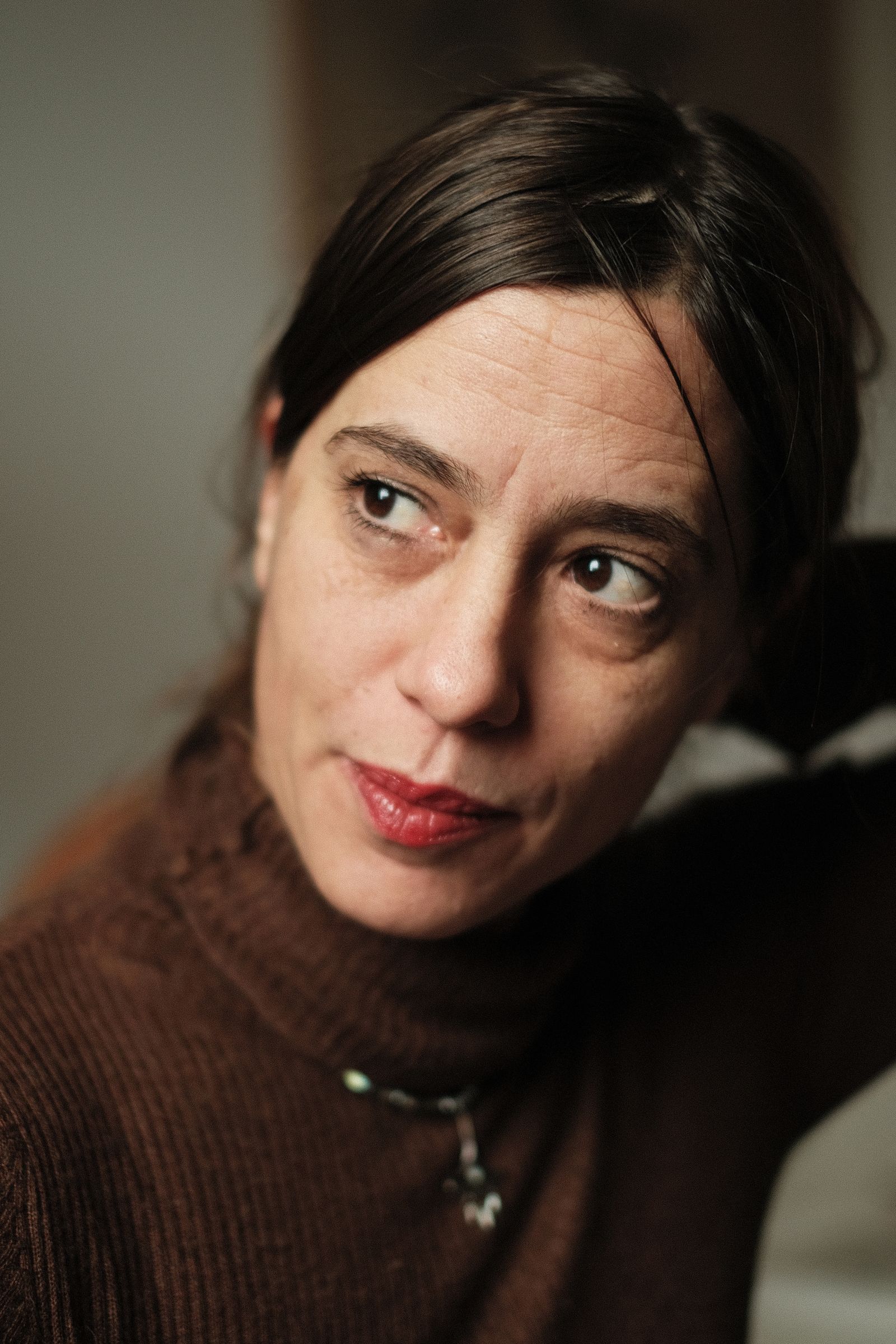 Warum sich Francesca Torzo für die perfekte Fliese ins Gesicht greift ...