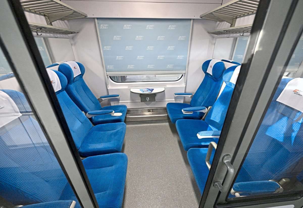 Der neue Baltic Express rollt gemächlich durch Tschechien und Polen an ...