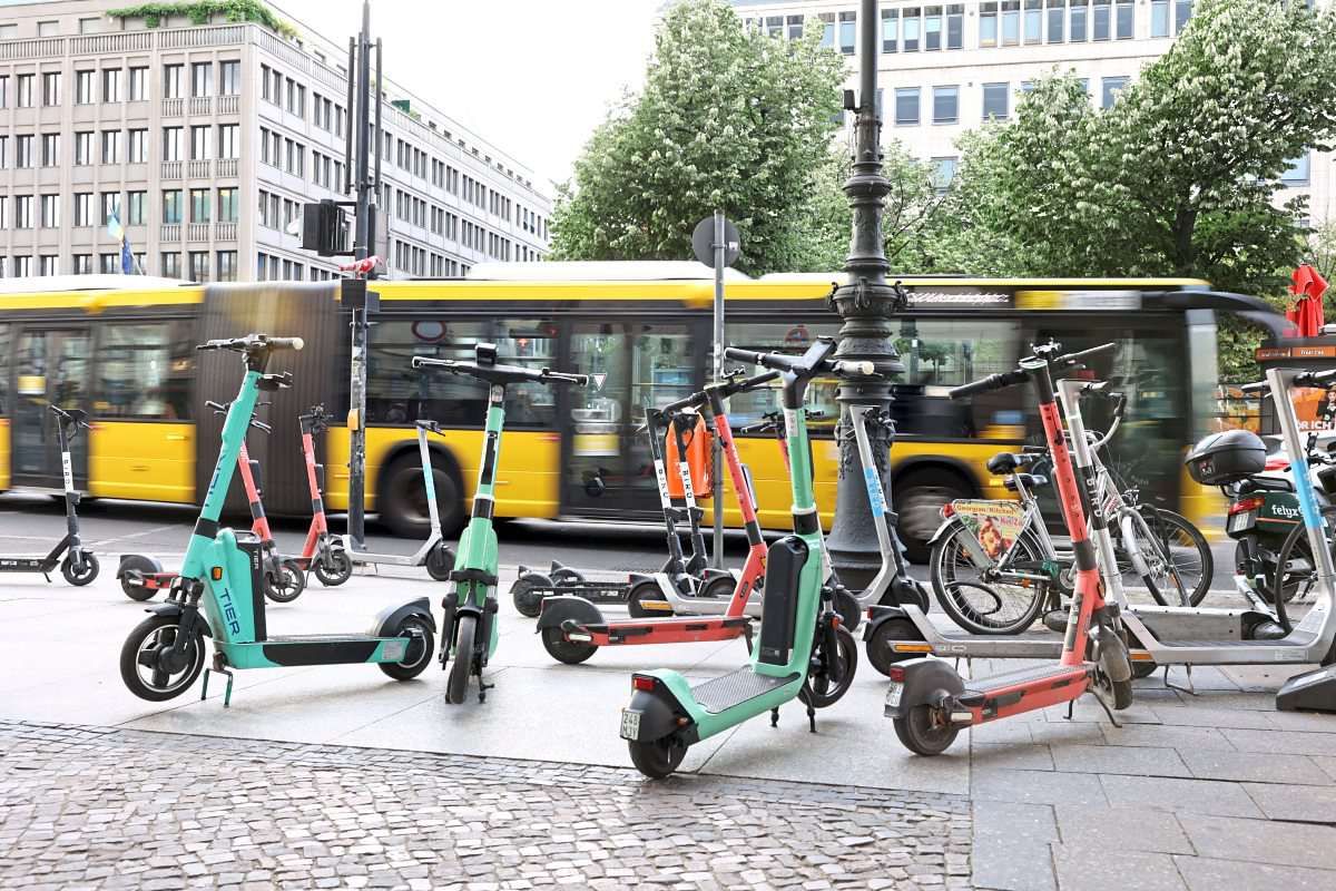 Raus mit E-Scootern, her mit staatlichen Rädern und Rollern - Muzayen Al-Youssef - derStandard ...