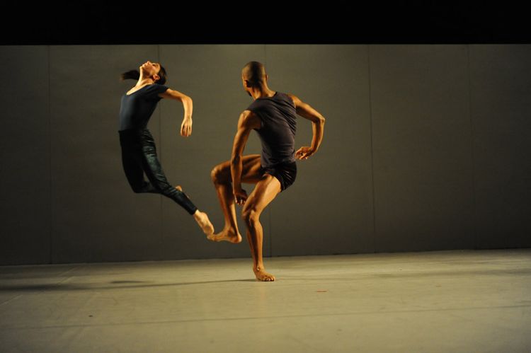 Tanz vor bedrohlichem Hintergrund - Tanz & Performance - derStandard.at ...