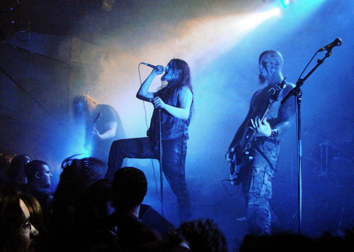 Wie ein Metal-Festival in Österreich rechtsextreme Anklänge ausblendet ...