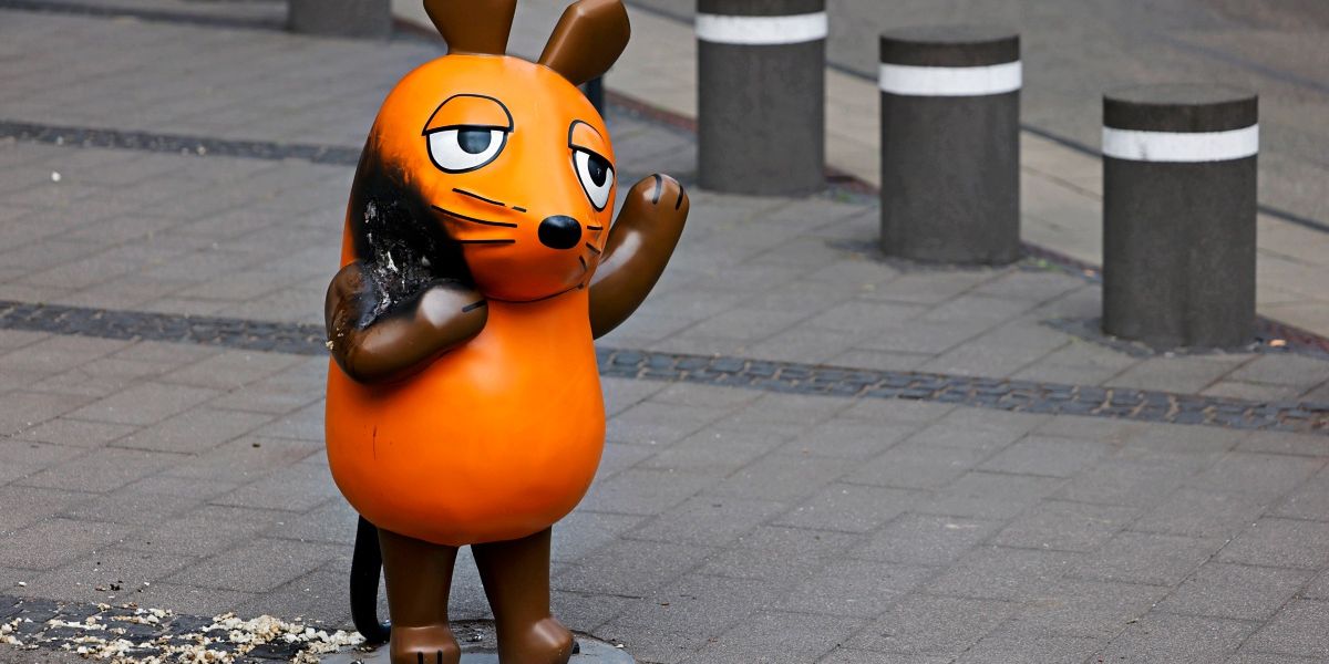 Maus-Figur vor WDR-Gebäude in Köln angezündet und beschädigt ...