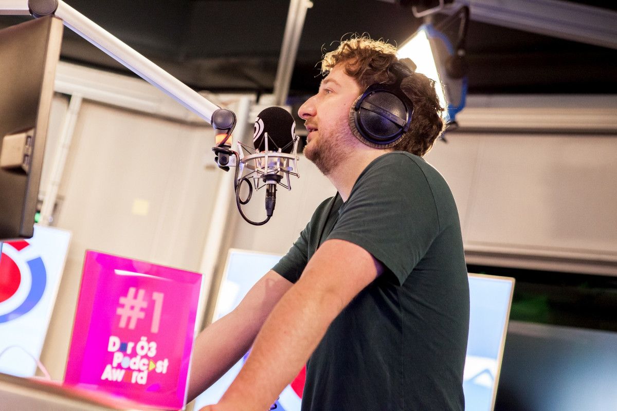 "Erklär mir die Welt" von STANDARD-Redakteur Andreas Sator gewinnt Ö3-Podcast-Award - Etat ...