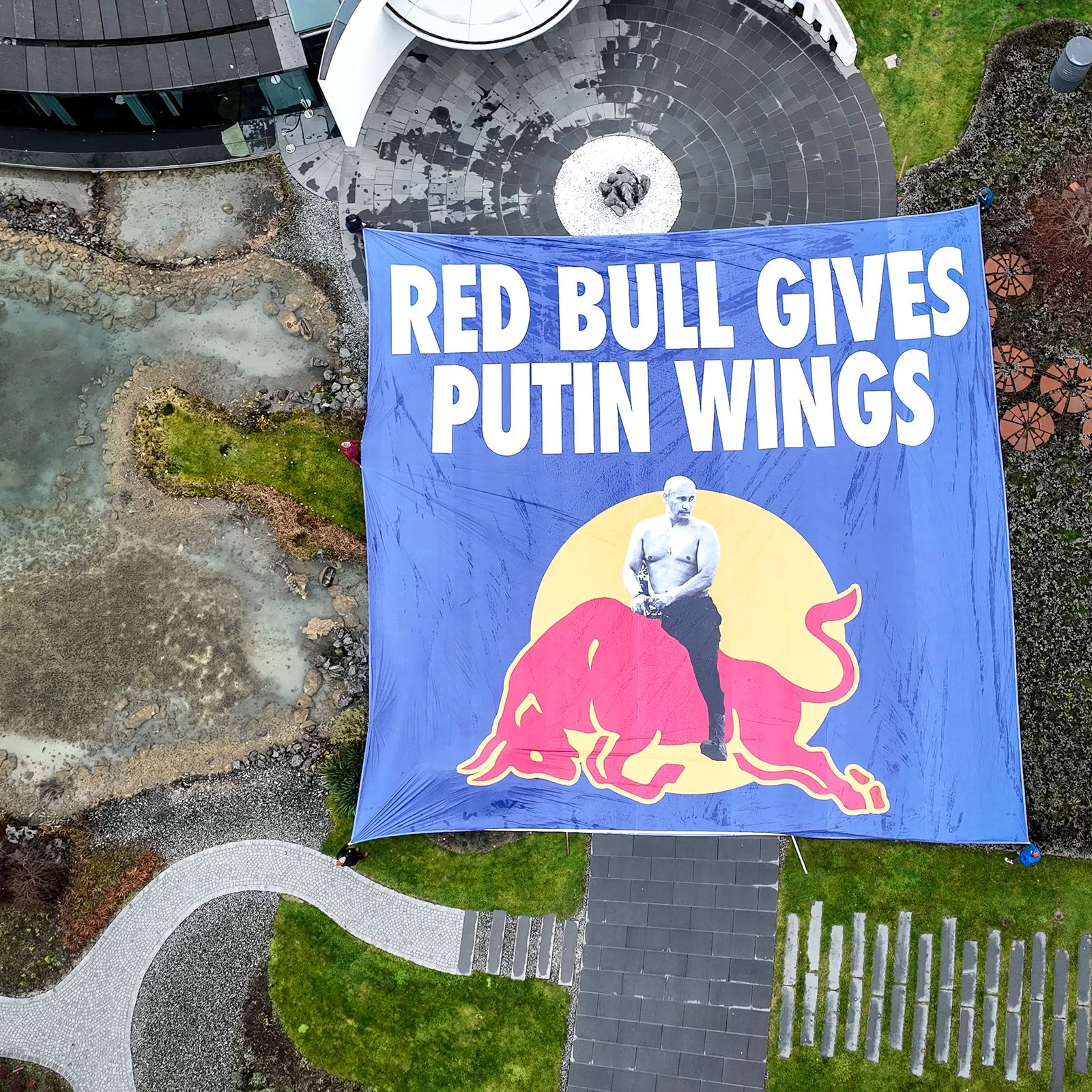 Putin mit Flügeln: Protestaktion will Red Bull neuen Slogan und neues ...
