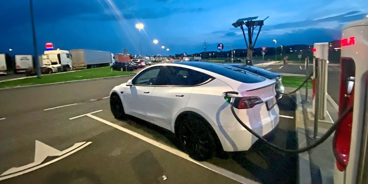 La Tesla Vita: Mit dem E-Auto nach Italien - Mobilität - derStandard.de ...