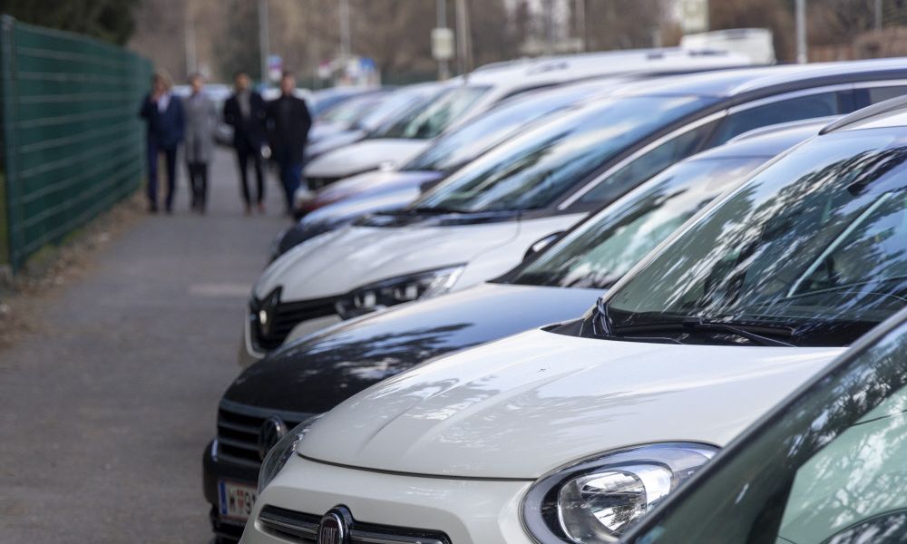 SPÖ Simmering sperrt Gehsteig, damit Autos besser parken können ...