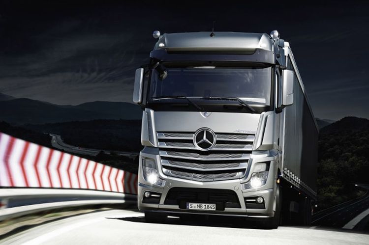 Daimler startet Testbetrieb eines Lkw mit Autopilot - Innovationen ...