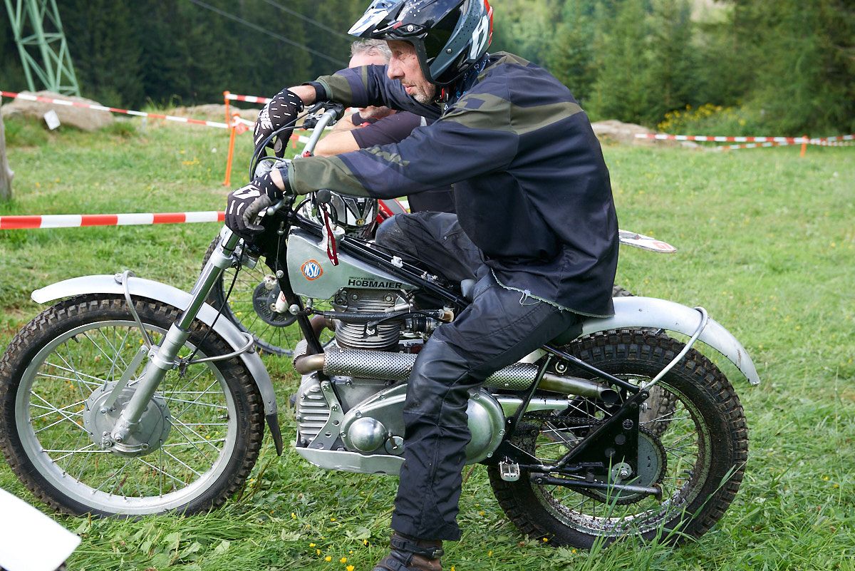 Histo-Trial: Alte Männer, die auf alten Maschinen stehen - Motorrad ...