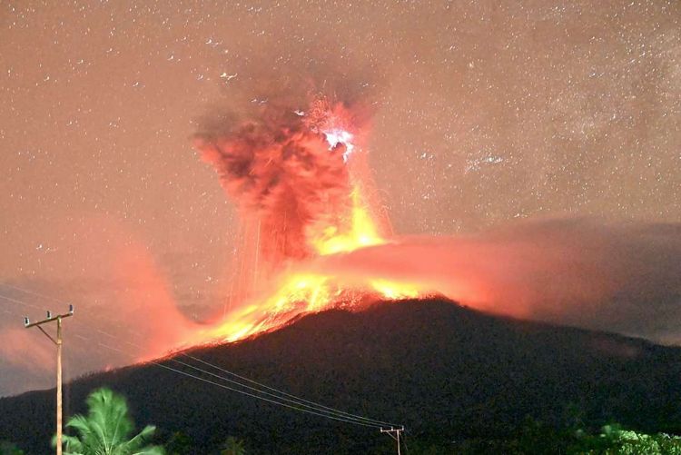 Vulkan Lewotobi Laki-laki in Indonesien spuckt wieder Feuer ...