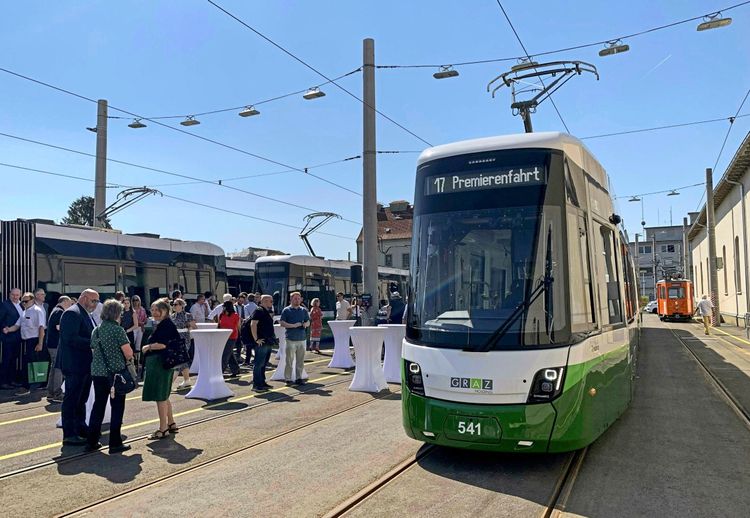 Premierenfahrt für erste Garnitur der neuen Grazer Flexity-Straßenbahn ...