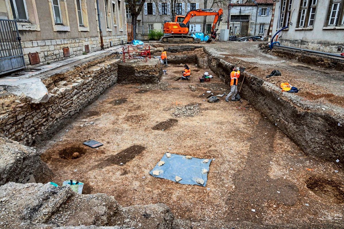 Im Sitzen begrabene Gallier geben Rätsel auf - Archäologie ...