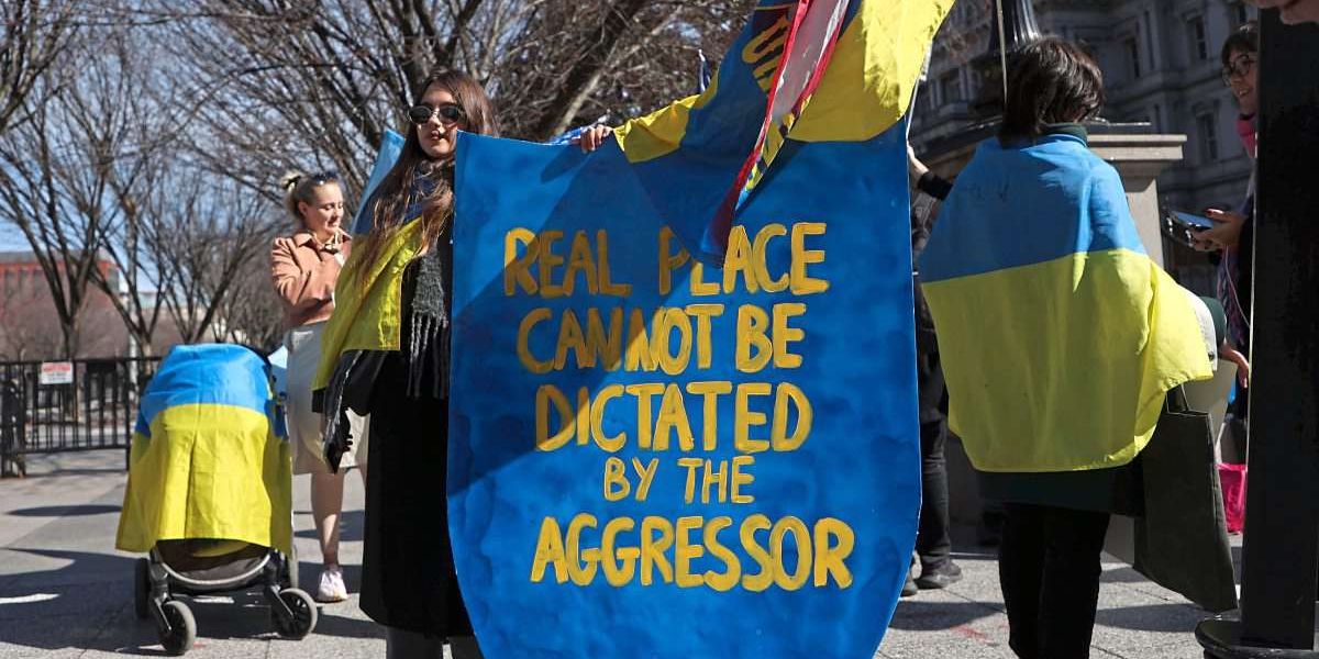 Europa befindet sich nach Trump-Eklat in einem Zweifrontenkrieg - Karl ...