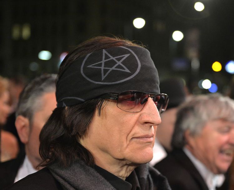 Helnwein über seine Ringturm-Verhüllung: "Schauen Sie einfach nicht hin ...