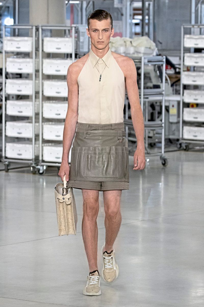 Krawatten und nackte Oberkörper bei der Männermodewoche in Mailand - Mode & Kosmetik ...