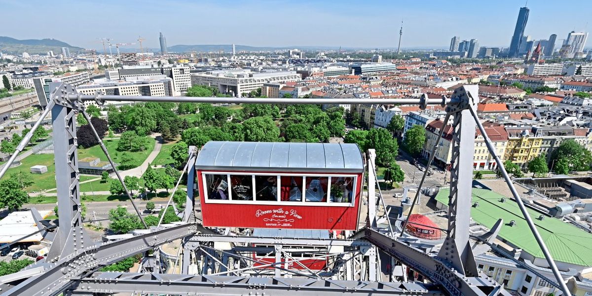 Bewegtes Zimmer mit Aussicht: Wiener Riesenrad lädt zur Übernachtung ...