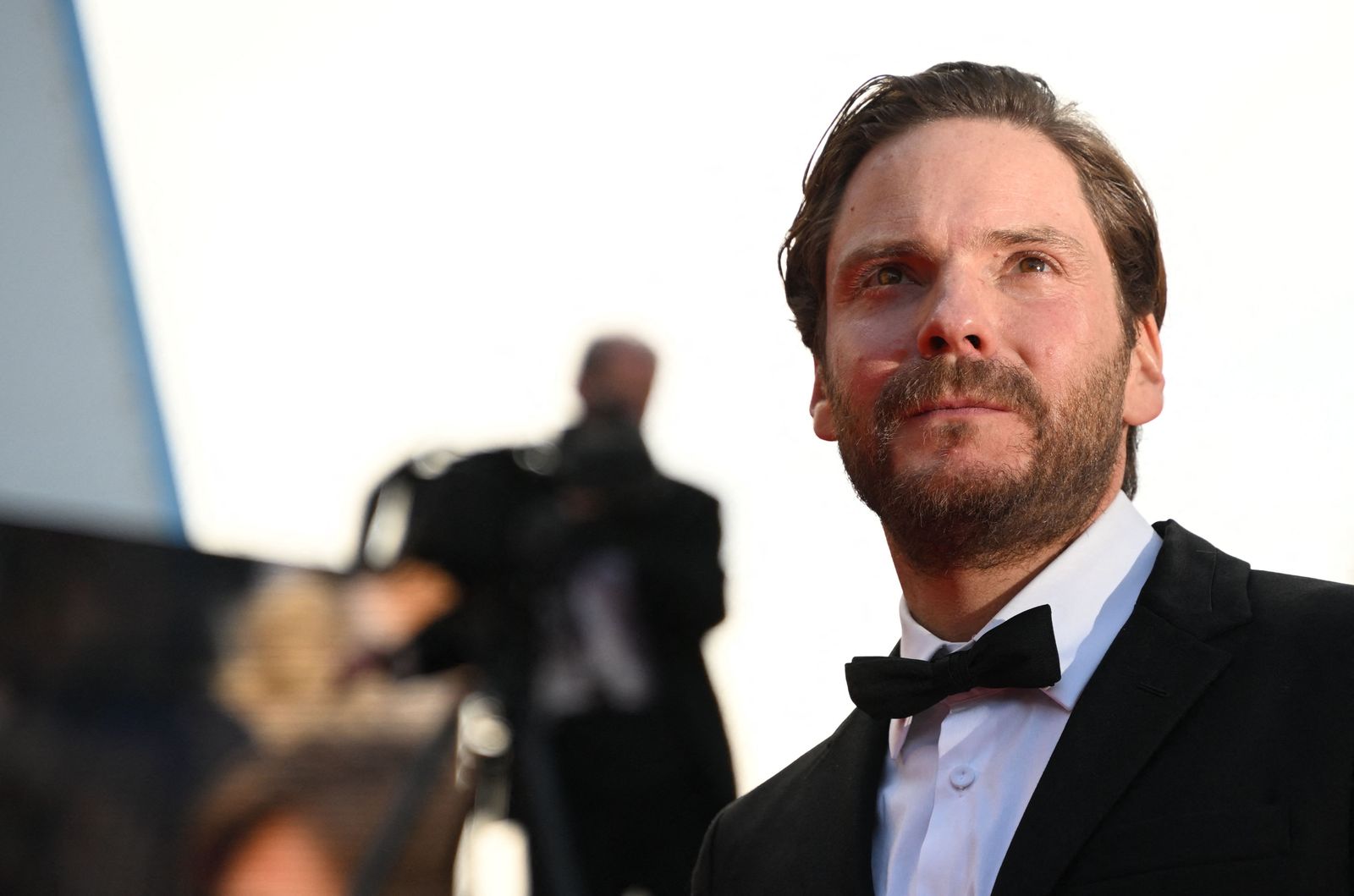 "Kaiser Karl" bei Disney+: Daniel Brühl spielt Modeschöpfer Karl ...