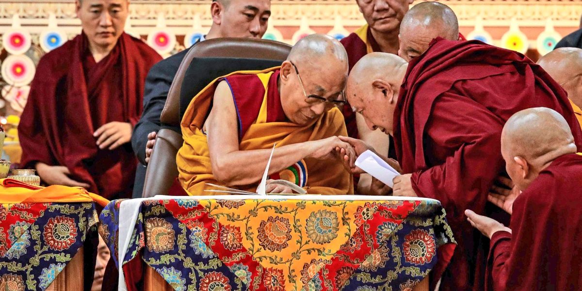 Dalai Lama stemmt sich gegen drohenden Gegen-Dalai-Lama - Indien ...
