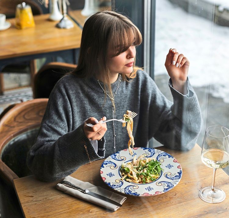 Pro & Kontra: Alleine essen gehen - Kolumne: Pro & Kontra - derStandard ...
