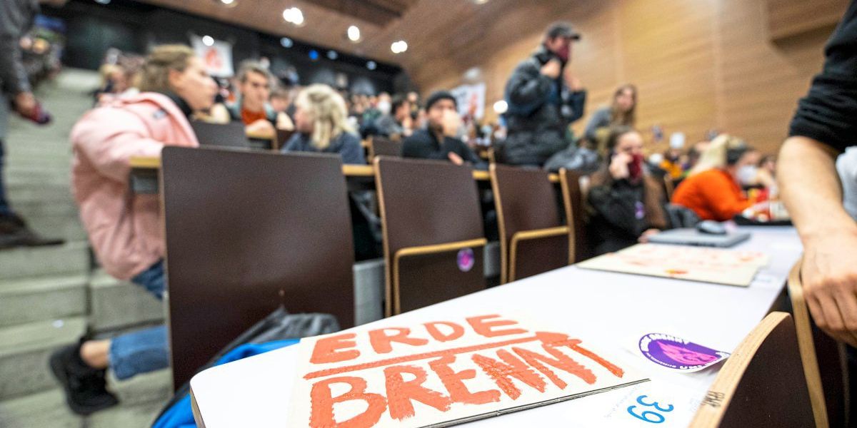 Klimaschützer besetzen Uni-Hörsäle in Wien und Innsbruck - Uni ...