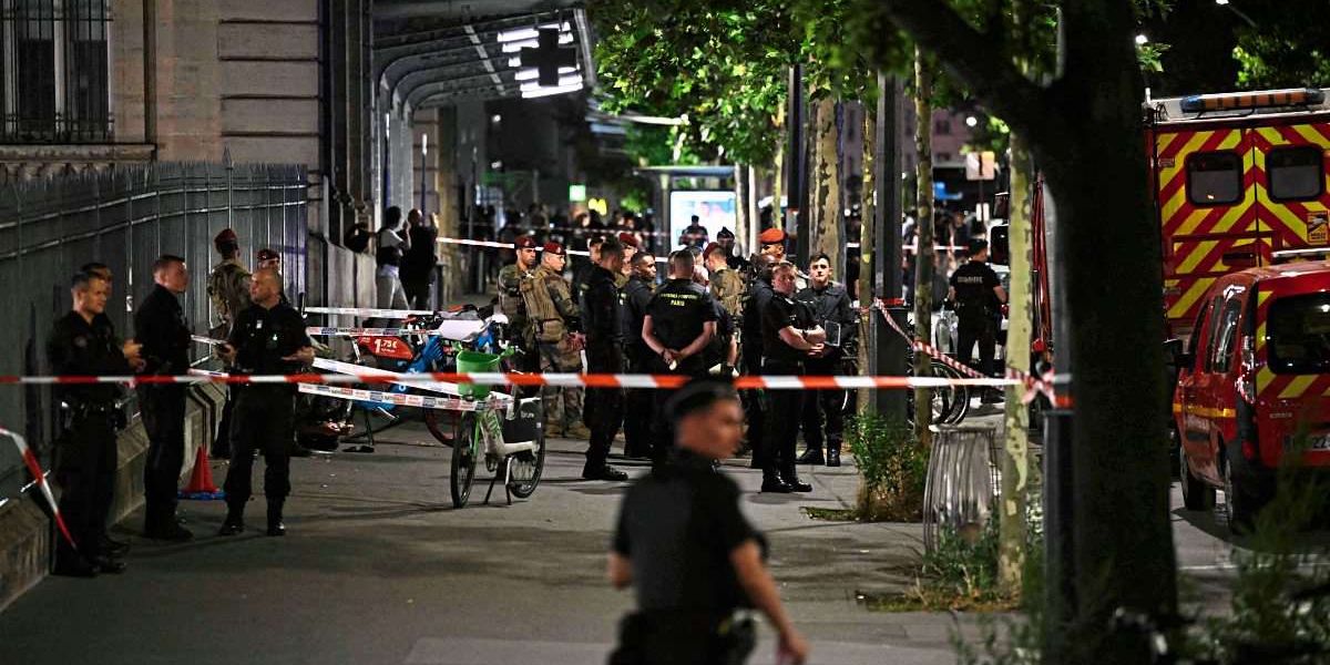 Anti-Terror-Soldat bei Messerattacke in Paris verletzt - Frankreich ...