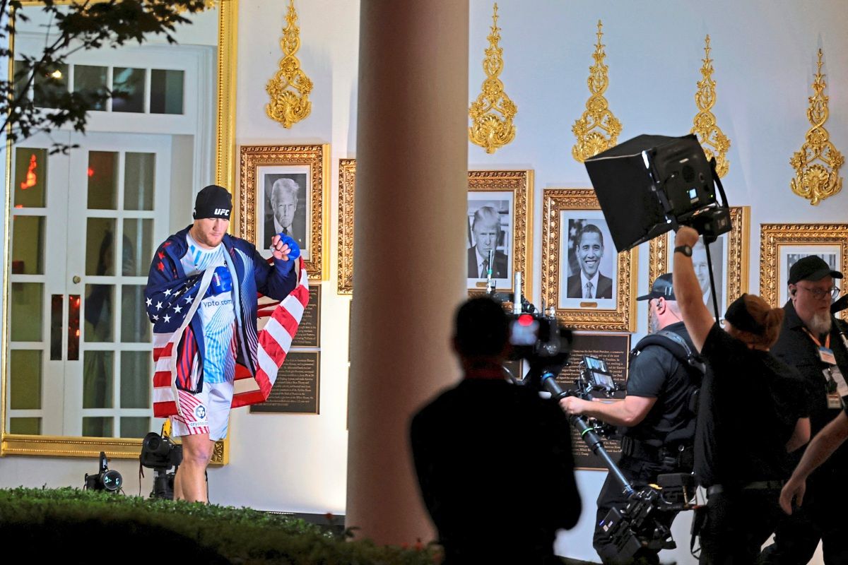 Trump feiert 80. Geburtstag mit Käfigkampf und Iran-Einigung - USA ...