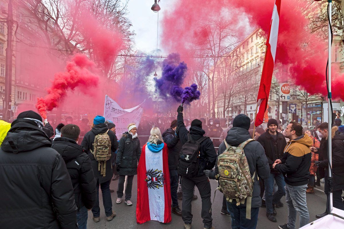 Henkersbeil, Luftballons, Böller: Zehntausende demonstrierten gegen ...