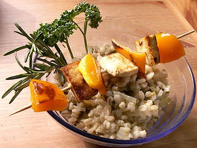 Rollgerste mit Kräutern und Tofuspießchen - Vegetarische Rezepte ...