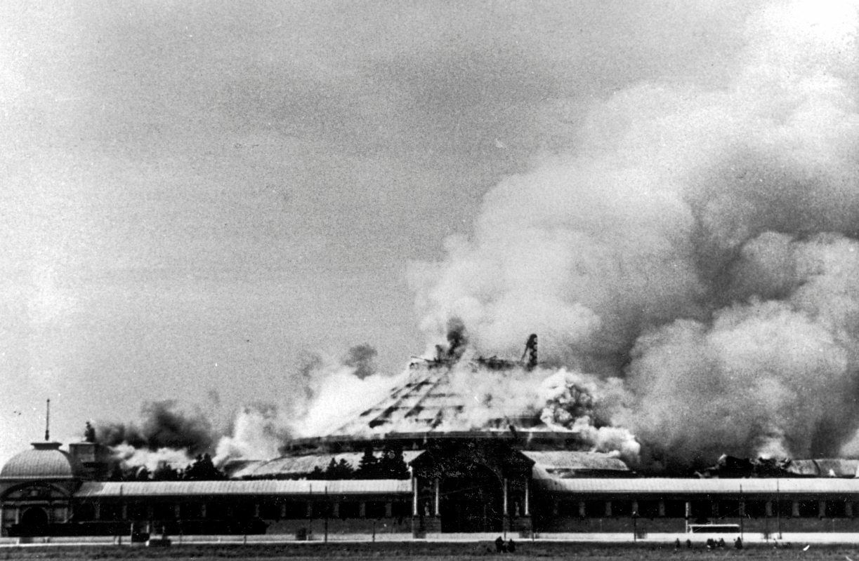 Brand der Rotunde: Als ein Wiener Wahrzeichen in Flammen stand - Wien ...