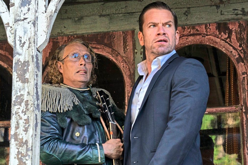 Mads Mikkelsen steht in "Therapie für Wikinger" zwischen Abba und ...