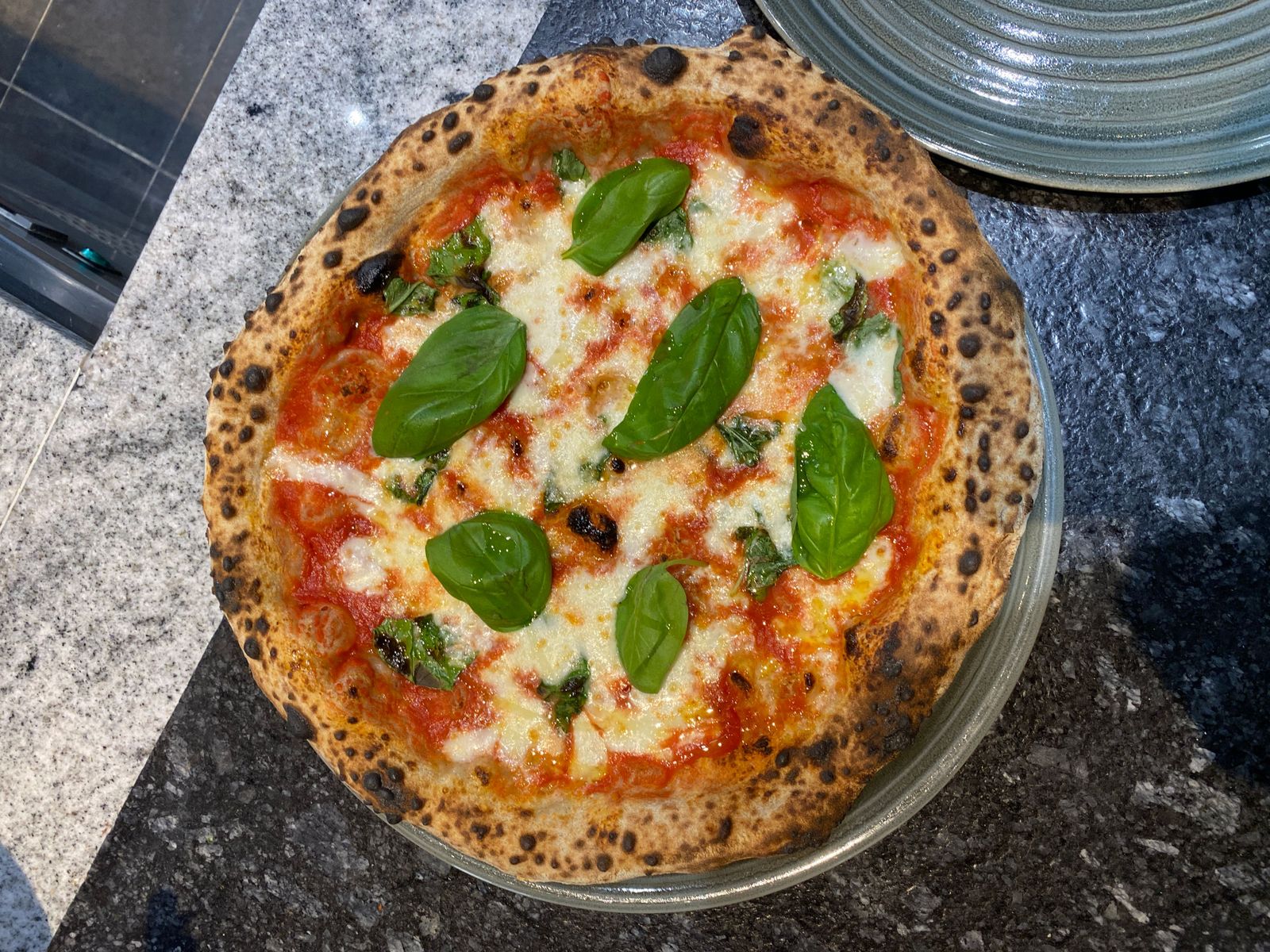 Wie macht man die perfekte neapolitanische Pizza? - Essen & Trinken ...