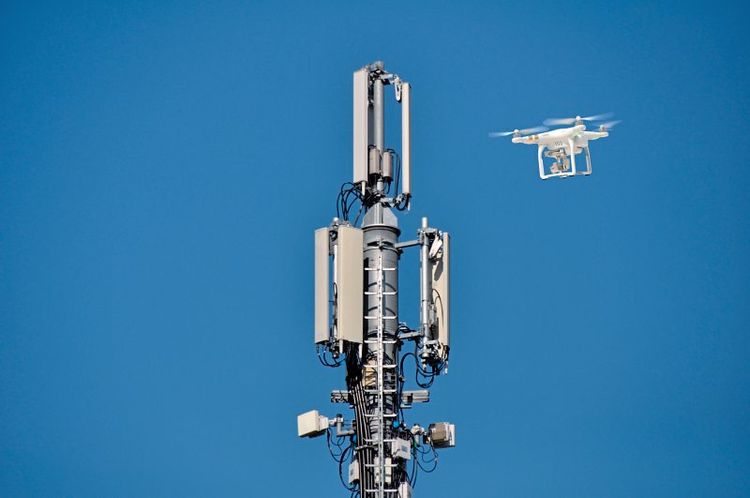 Mobilfunk: Sendemastenkontrolle per Flugdrohne - Forschung Spezial ...