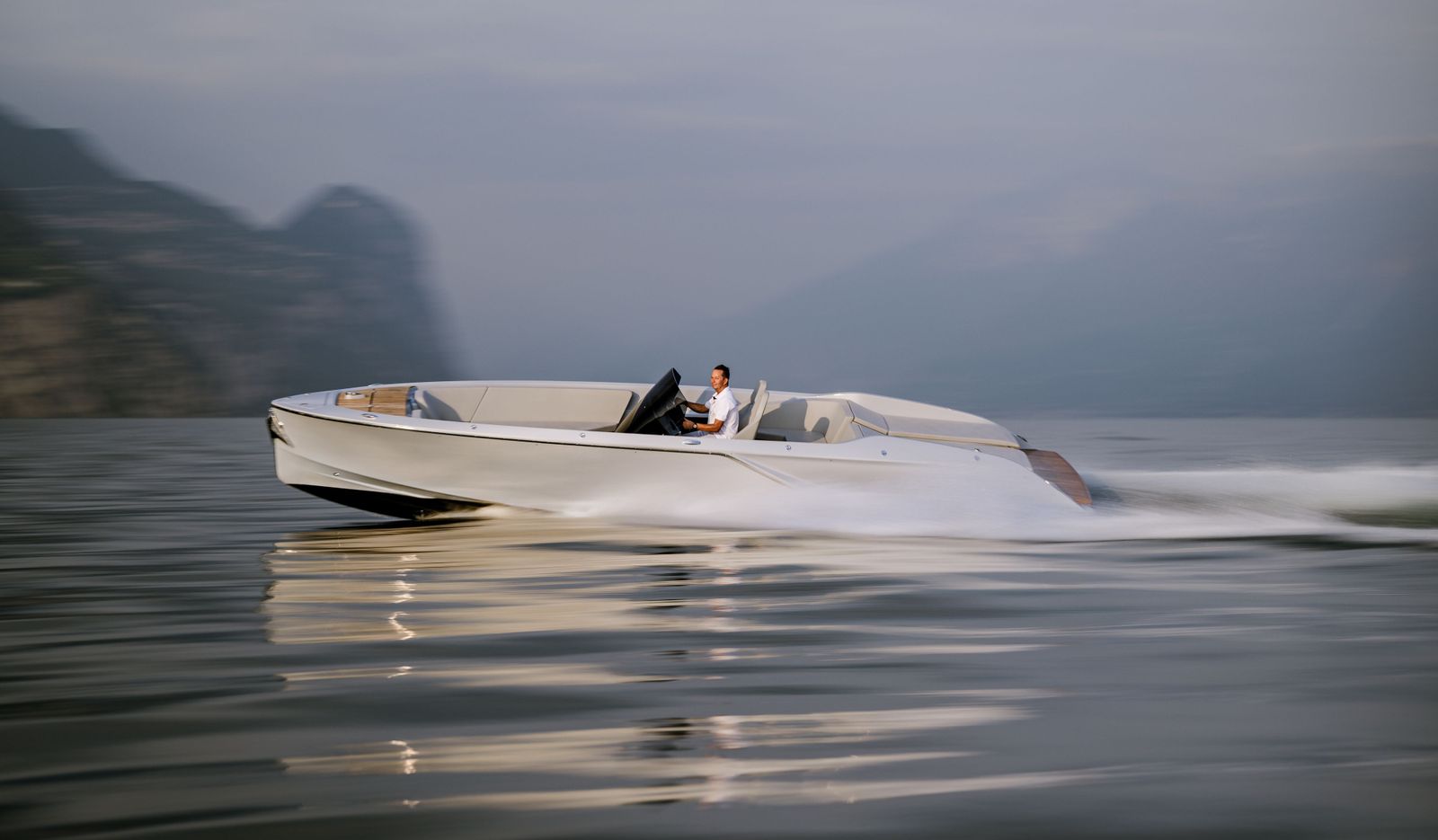 Performante Motorboote, die mit dem Strom schwimmen - Mobilität ...