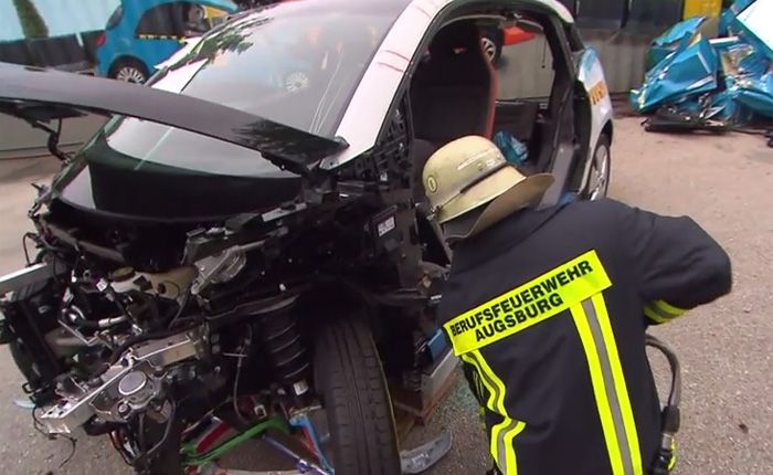 Crashtest: Feuerwehr knackt BMW i3 - Auto - derStandard.at › Lifestyle
