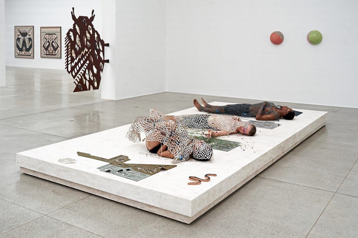 Tulpen, Tauschriten und Taoismus: Jennifer Tee in der Secession ...