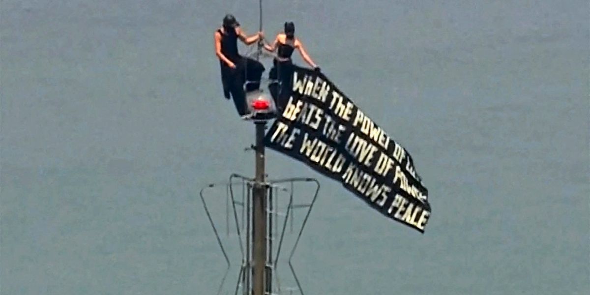 Zwei Menschen klettern mit Friedensbotschaft auf Empire State Building ...