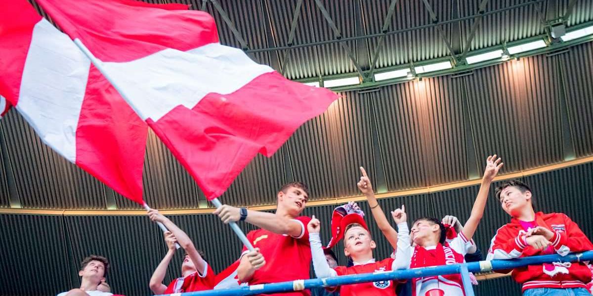 Flagge zeigen und Fahnen schwenken, echt jetzt? - Fußball - derStandard ...