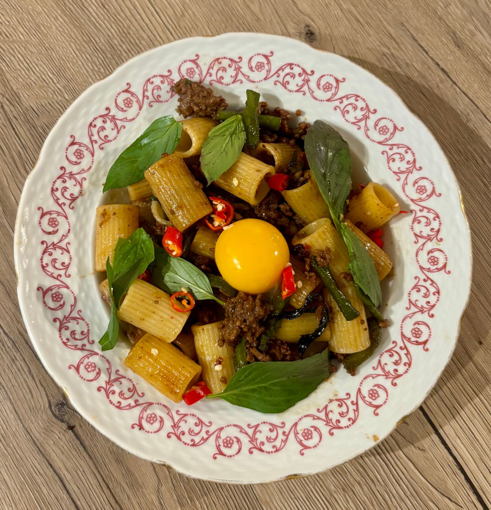Von Bangkok nach Bologna: Rigatoni Pad Krapao - EssBar Rezepte ...