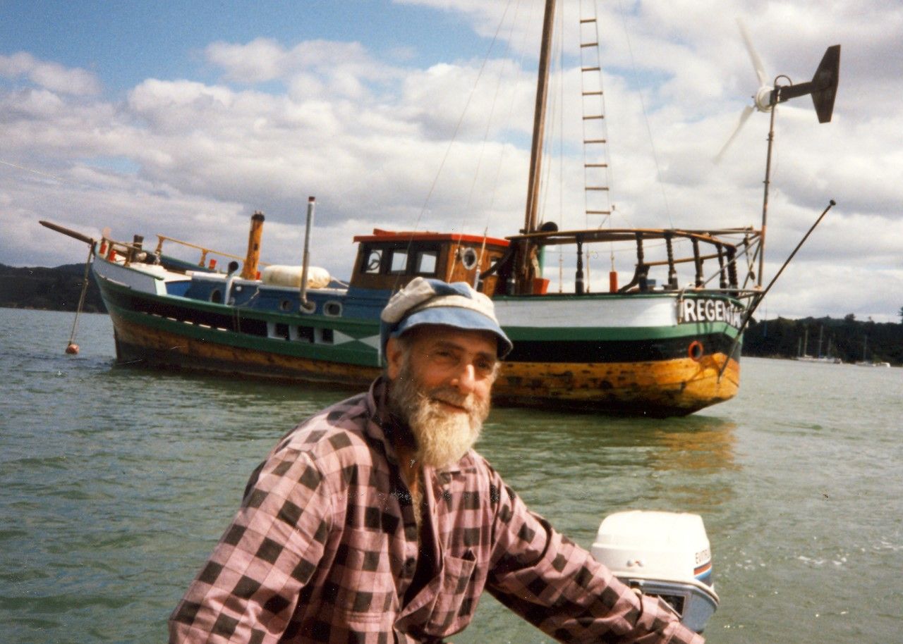 Friedensreich Hundertwassers Schiff harrt in Tulln einer teuren ...