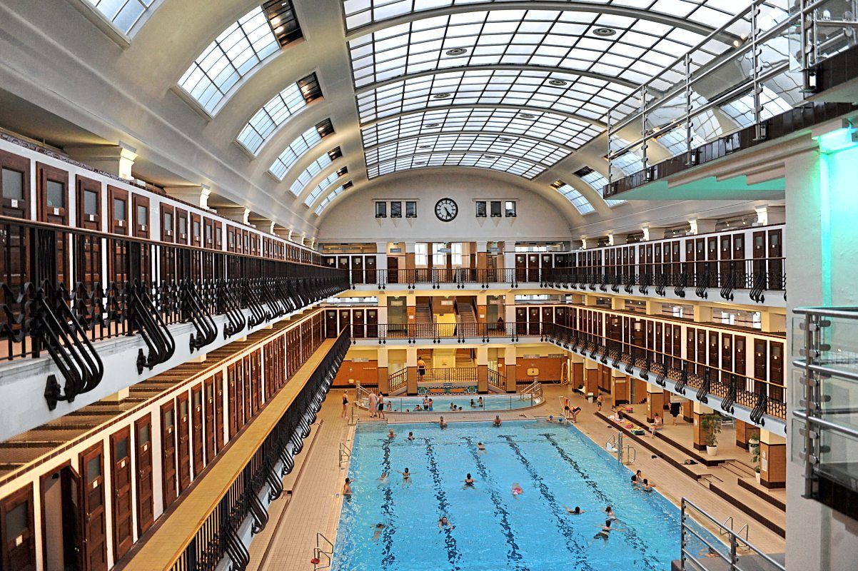 Im Amalienbad treffen Seniorinnen auf Schulkinder, Fußballprofis auf ...